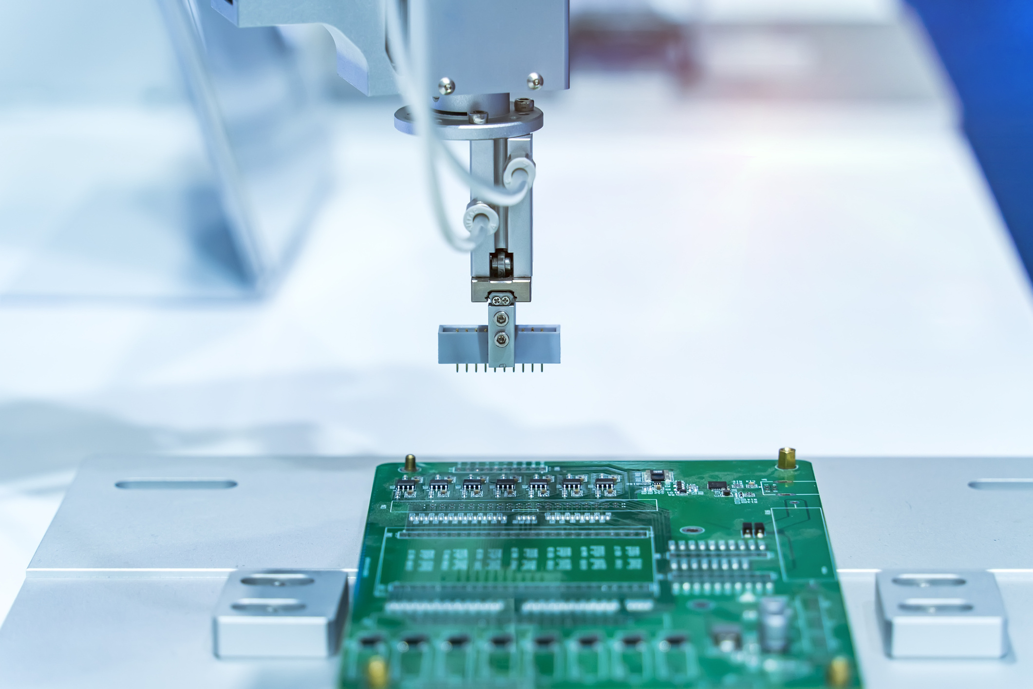 Navigating Sales Challenges for Hardware Manufacturers